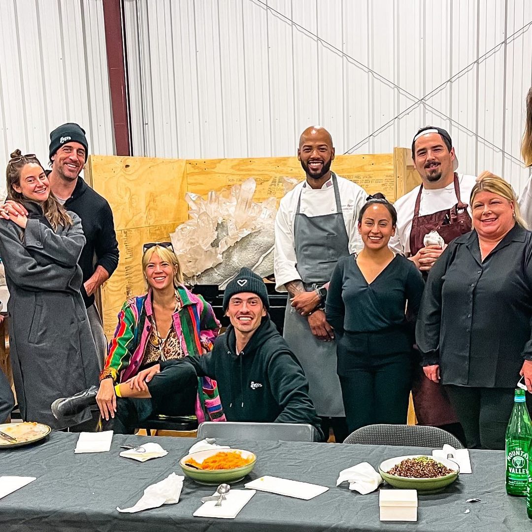 Aaron Rodgers y su prometida Shailene Woodley toman las manos mientras ...