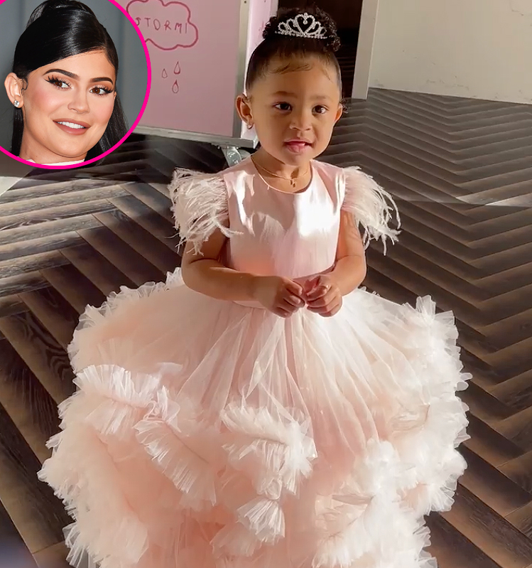 Kylie Jenner et Travis Scott lancent sa fille Stormi une fête du 3e ...
